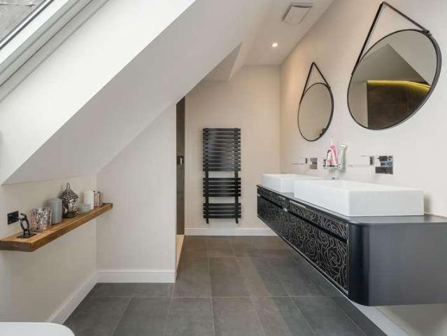 6 bed house for sale