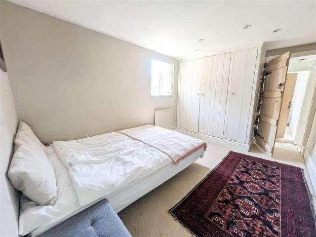 6 bed house for sale