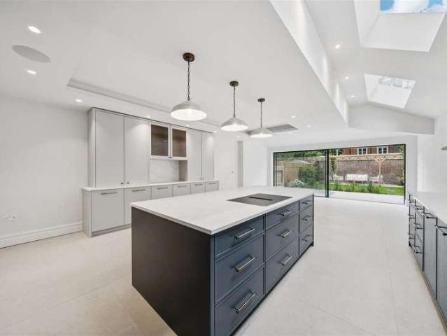 6 bed house for sale