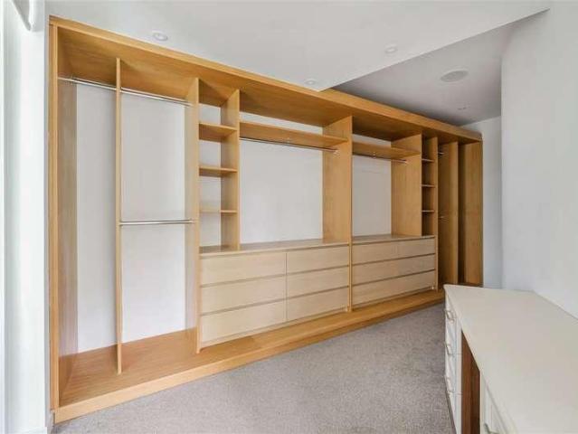 6 bed house for sale