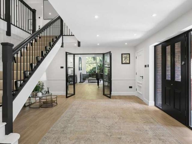 6 bed house for sale