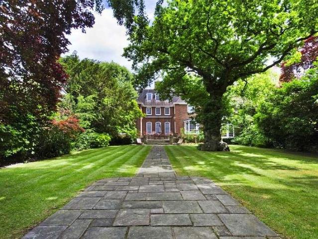 6 bed house for sale
