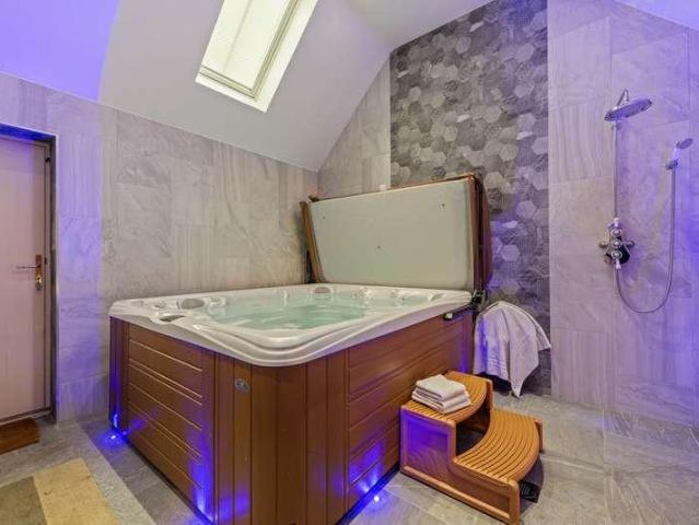6 bed house for sale