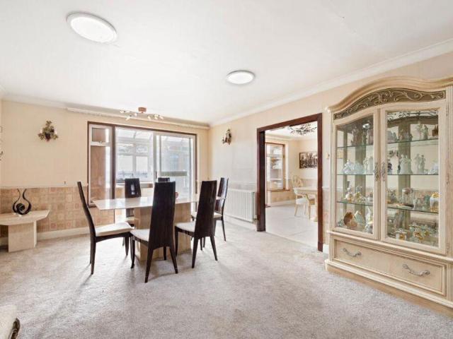 6 bed house for sale