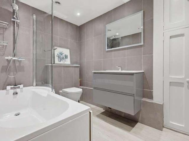 6 bed house for sale