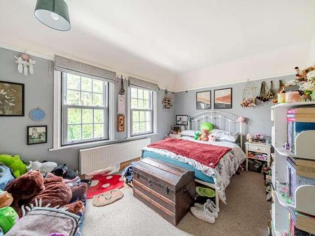 6 bed house for sale