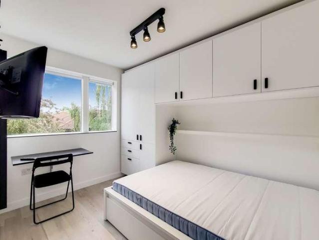 6 bed house for sale
