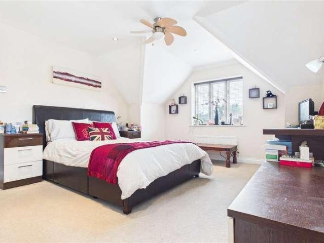 6 bed house for sale