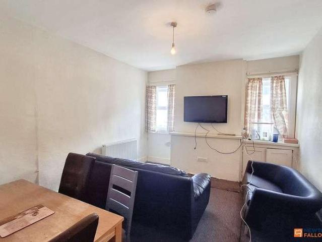6 bed house for sale