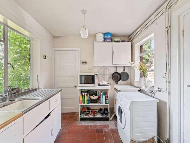 6 bed house for sale