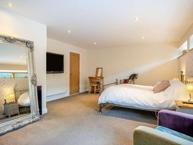 6 bed house for sale