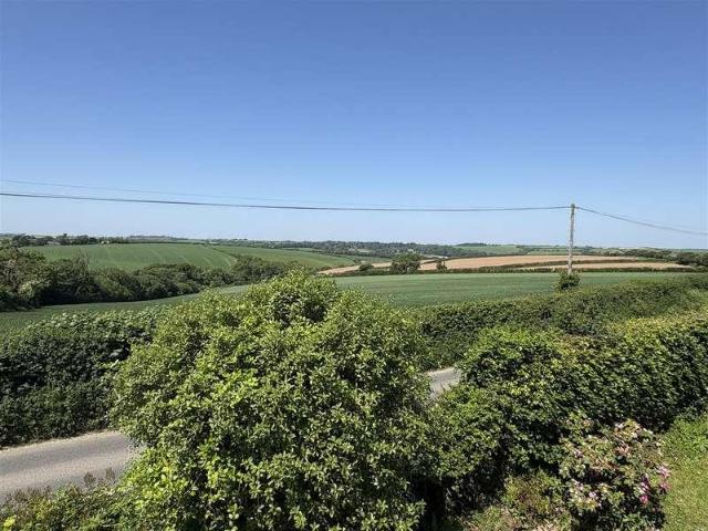 6 bed house for sale
