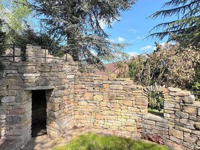 6 bed house for sale