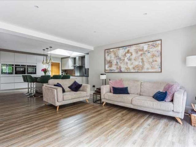 6 bed house for sale