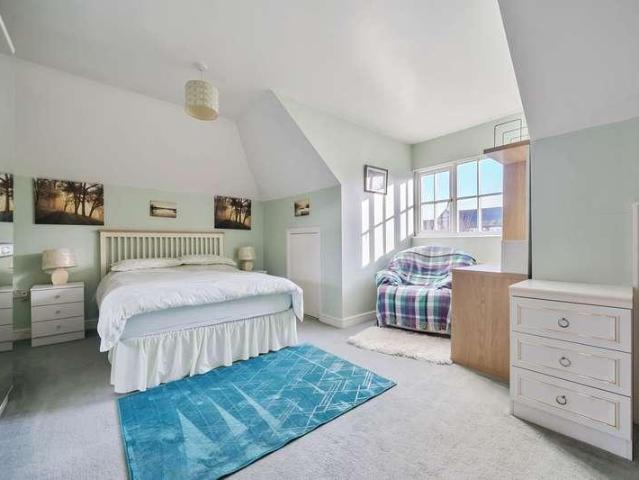 6 bed house for sale
