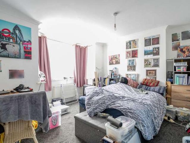 6 bed house for sale