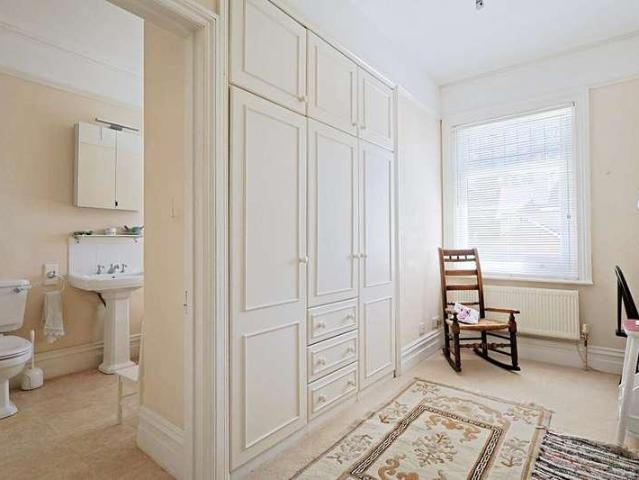 6 bed house for sale