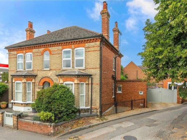 6 bed house for sale