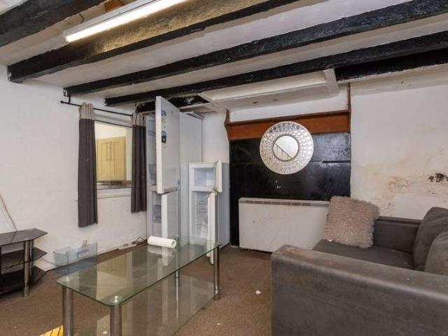 6 bed house for sale