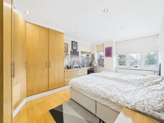 6 bed house for sale