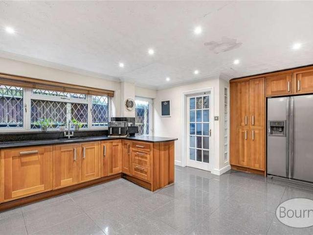6 bed house for sale