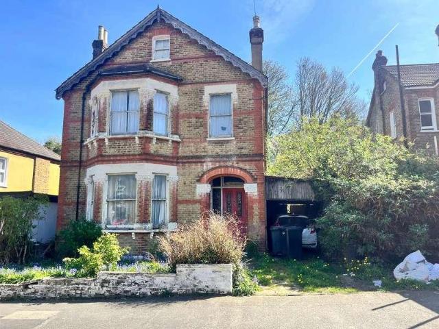 6 bed house for sale