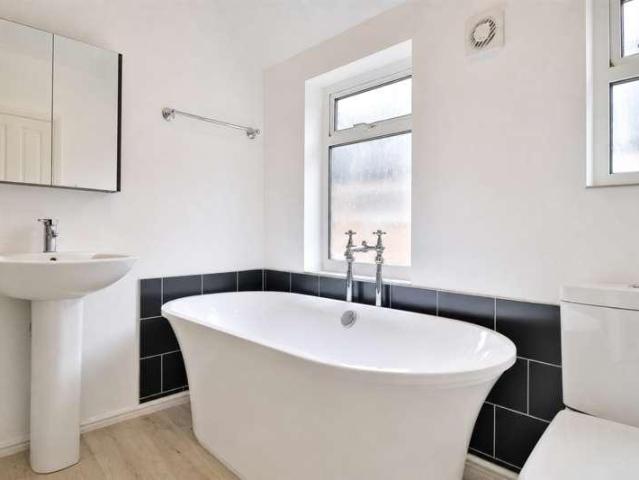 6 bed house for sale