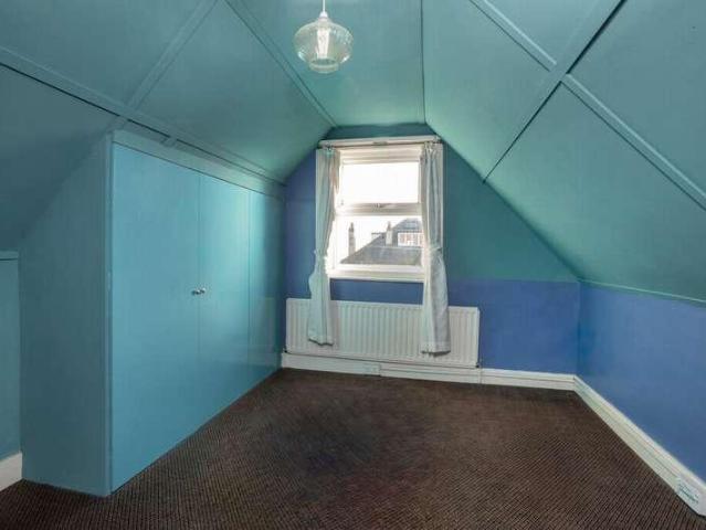 6 bed house for sale