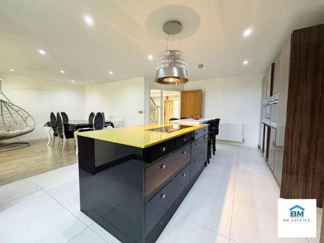 6 bed house for sale
