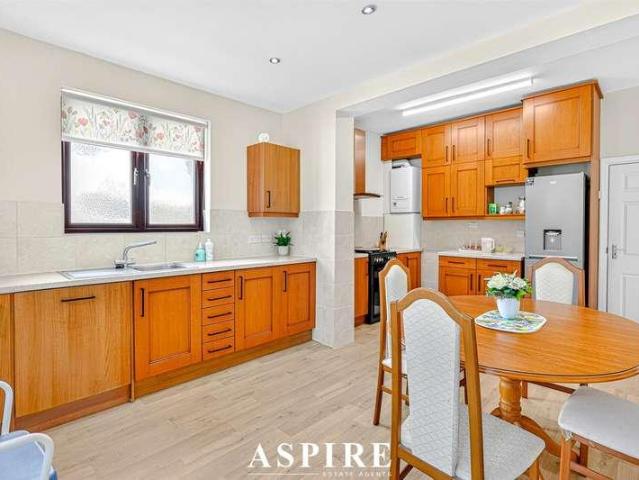 6 bed house for sale
