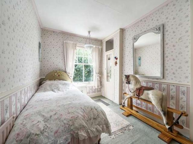 6 bed house for sale