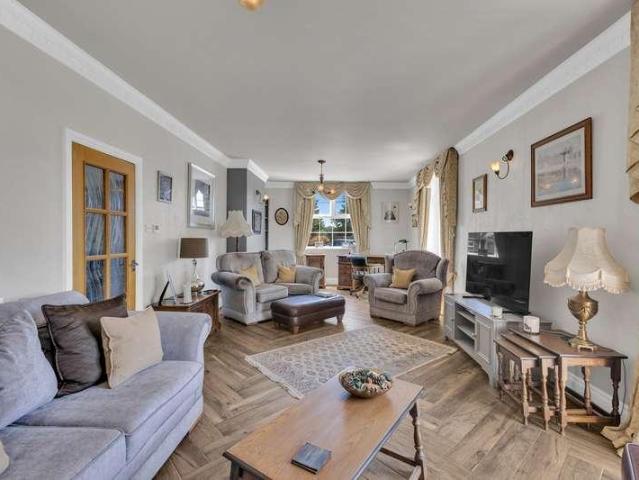 6 bed house for sale