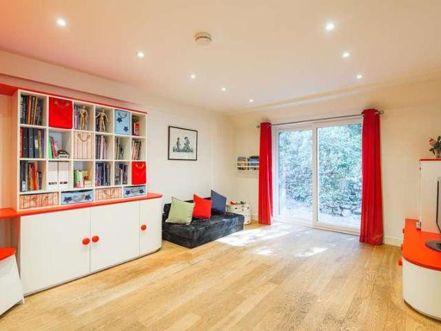 6 bed house for sale