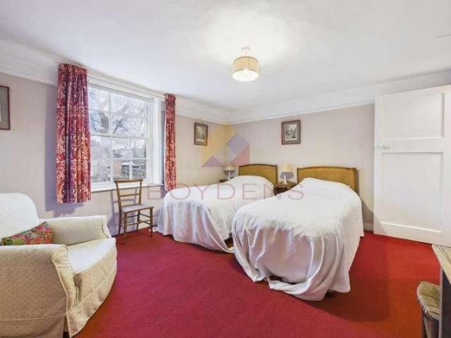 6 bed house for sale