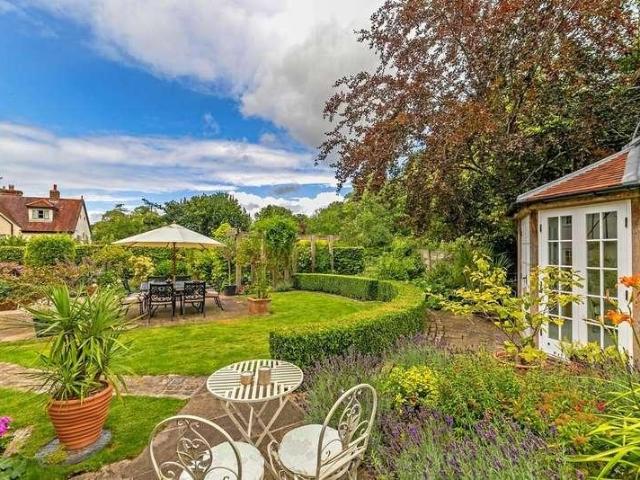 6 bed house for sale