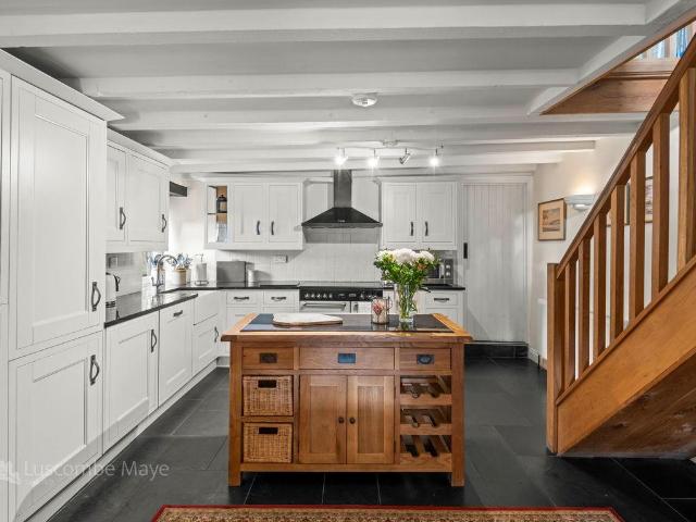 6 bed house for sale