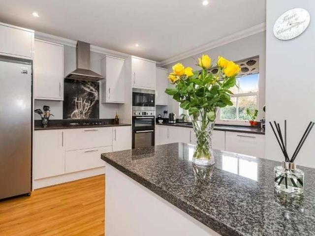 6 bed house for sale