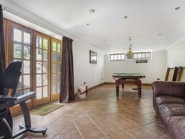 6 bed house for sale