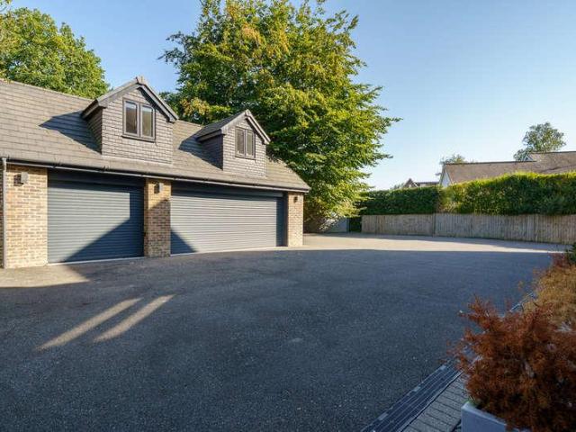 6 bed house for sale