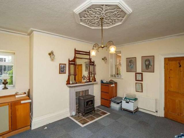 6 bed house for sale