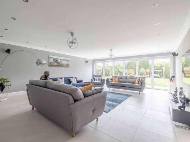 6 bed house for sale