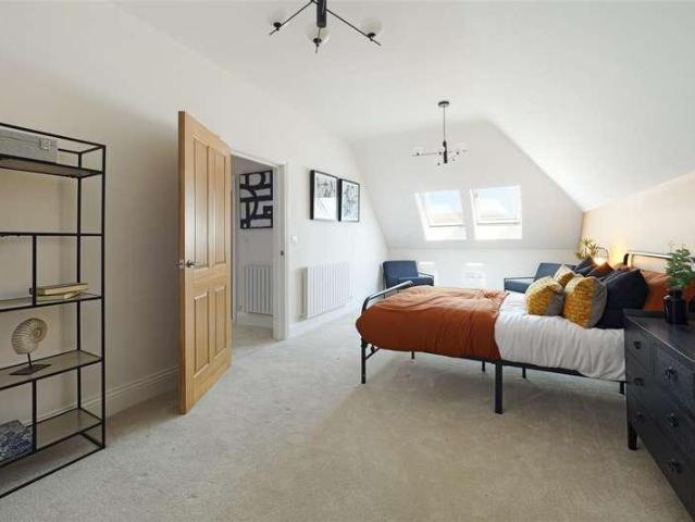 6 bed house for sale
