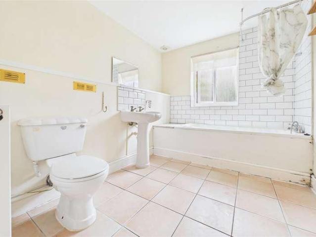 6 bed house for sale