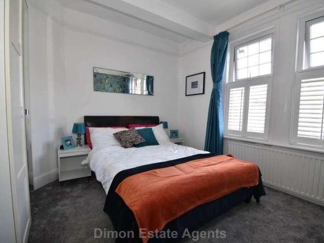 6 bed house for sale