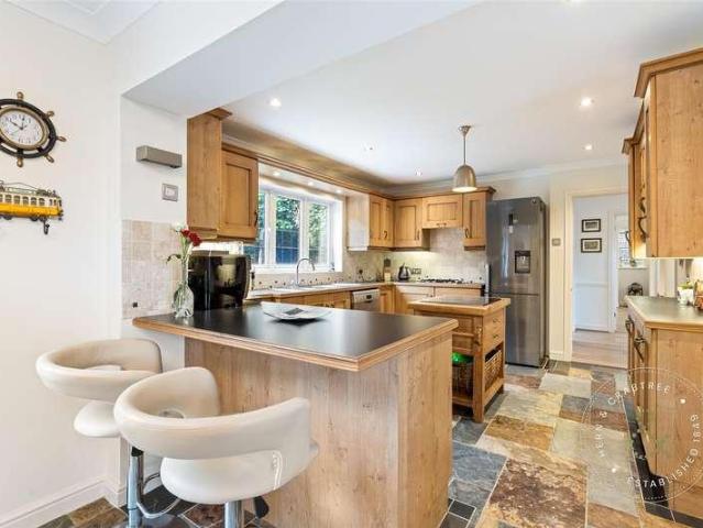 6 bed house for sale