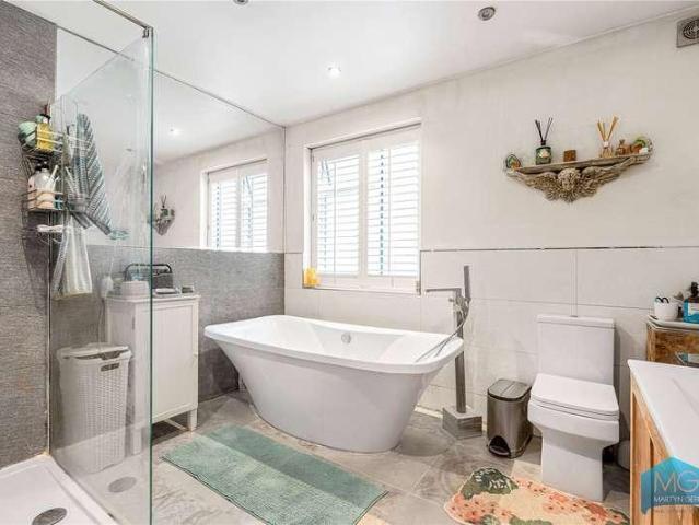6 bed house for sale