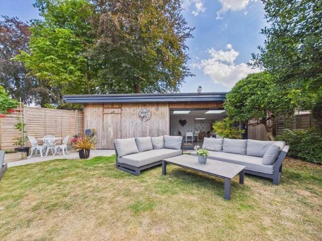 6 bed house for sale
