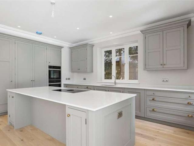 6 bed house for sale