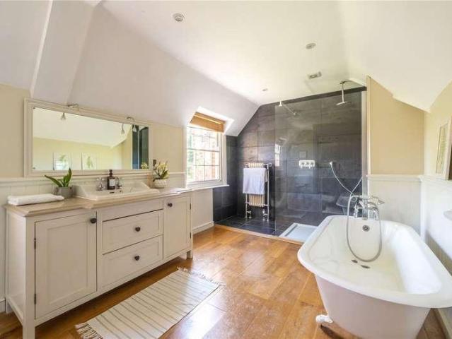 6 bed house for sale