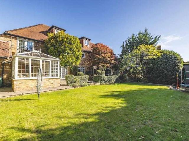 6 bed house for sale